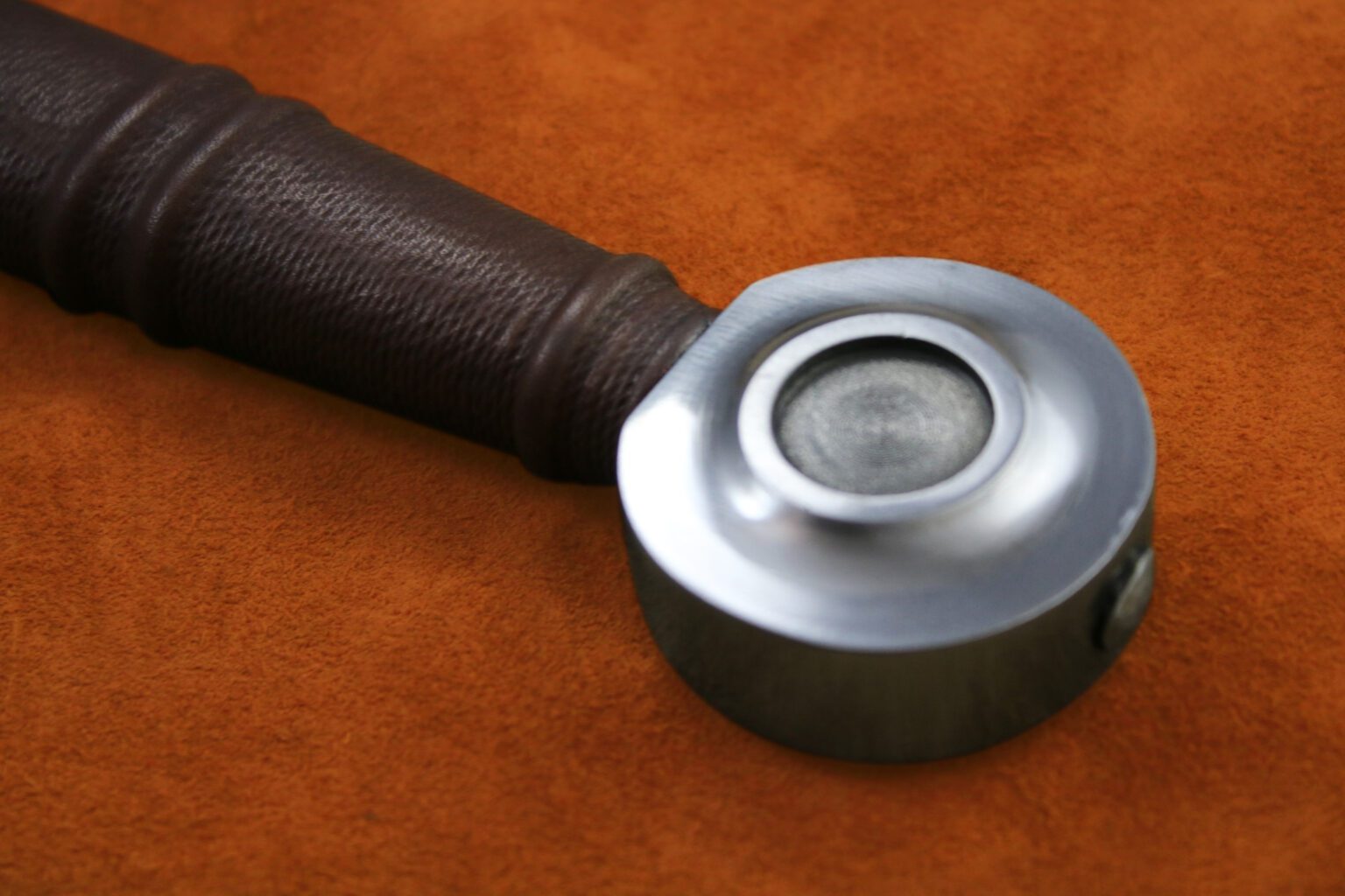 1539-medieval-wheel-pommel-combat-sword - Darksword Armory
