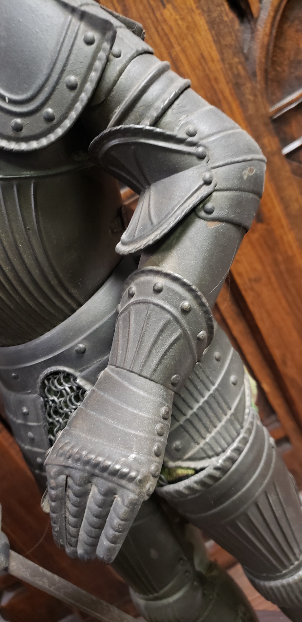 Small Gothic Armor (88116) - Darksword Armory