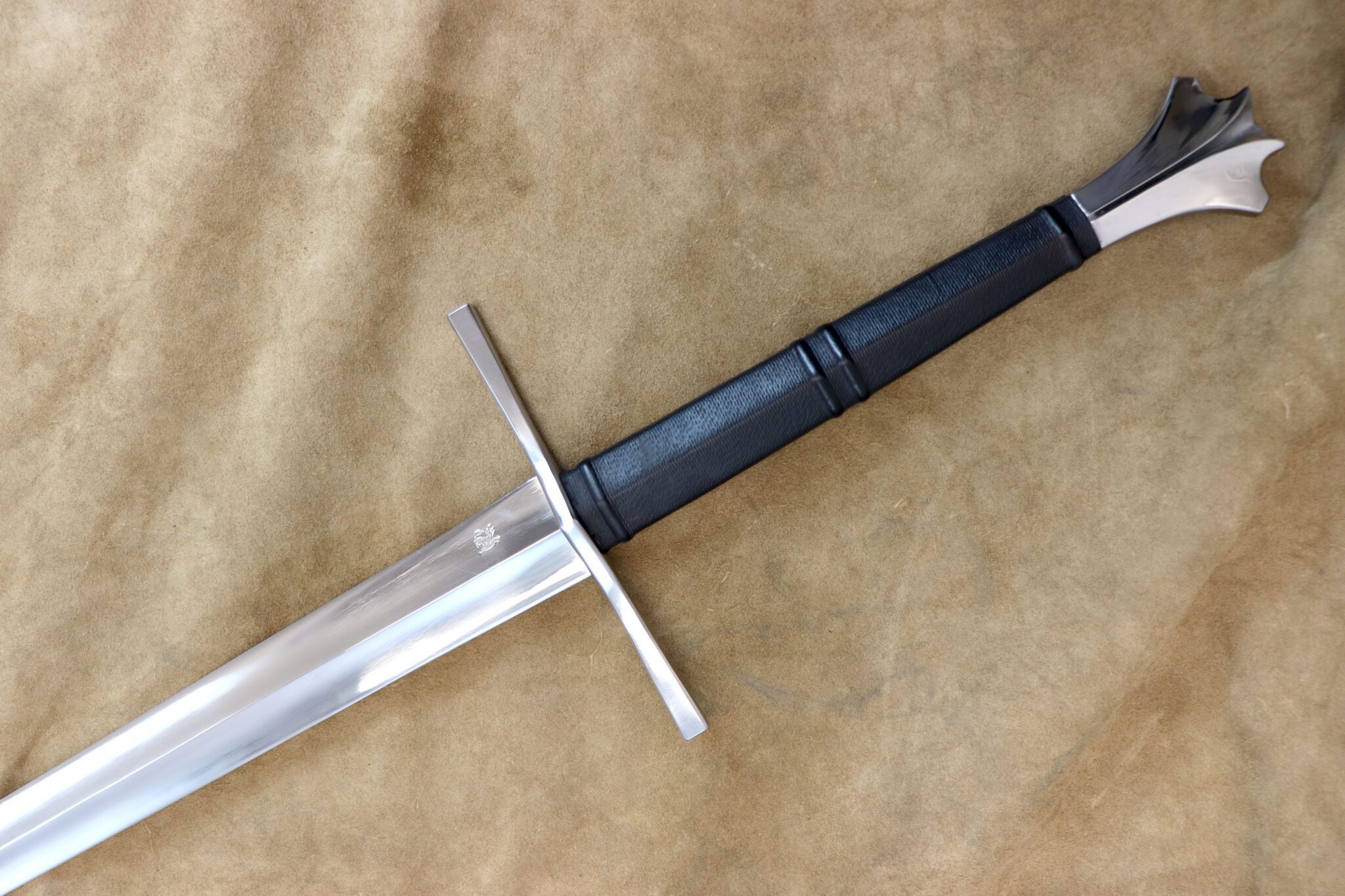 1332-two-handed-medieval-sword-medieval-weapon-longsword-1332-hilt - Darksword Armory
